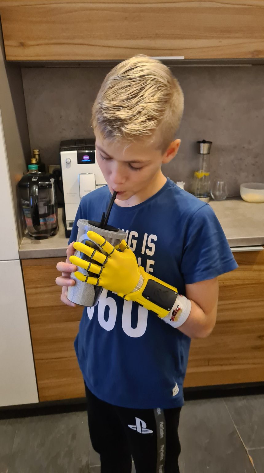 Global Reach - Free 3D Hands